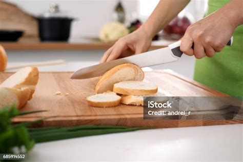 부엌에서 요리 하는 여자의 손을 닫습니다 주부 식 빵 슬라이스입니다 채식주의 고 건강 요리 개념입니다 가정 생활에 대한 스톡 사진 및 기타 이미지 Istock