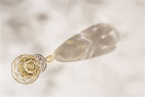 햇빛 베이지색 배경 아름다운 빛 창의적인 여름 알코올 음료 최소 개념 복사 공간 상위 뷰에 그림자가 있는 크리스탈 투명 패션 유리의 화이트 와인 가득 찬에 대한 스톡 사진