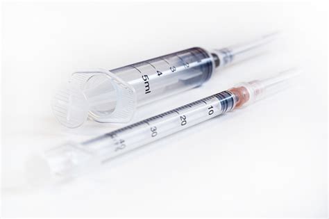 일회용 주사기입니다 플라스틱 인슐린 주사기입니다 뚜껑 열고 인슐린 주사기 날카로운 바늘을 보여줍니다 사출 의학입니다 의료