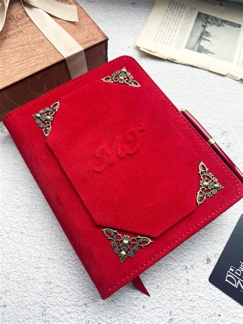 Замшевый красный ежедневник на кольцах модель Премиум — Именные кожаные блокноты и ежедневники