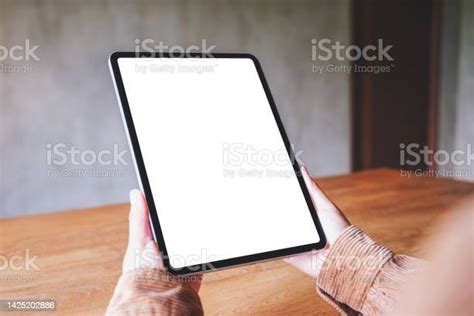 빈 흰색 데스크톱 화면디지털 태블릿을 들고 있는 여성의 모형 이미지 태블릿에 대한 스톡 사진 및 기타 이미지 태블릿 장치