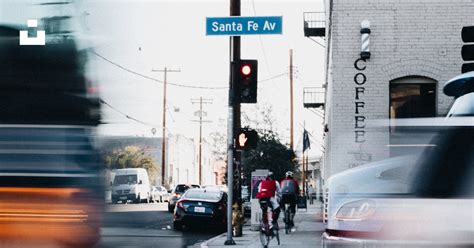 낮에 회색 기둥 옆에 있는 두 명의 자전거 타는 사람의 타임랩스 사진 사진 Unsplash의 무료 교통 이미지