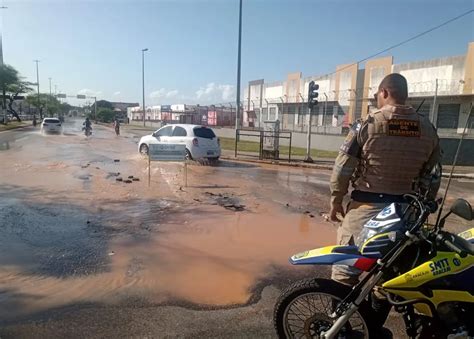 Vazamento de água provoca novos problemas na Tancredo Neves Jornal do Dia