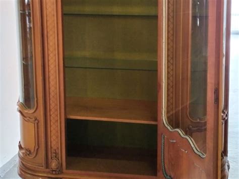 Витрина со стеклами и стеклянными полками