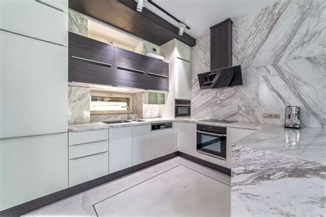 Контрастные акценты цвета мокко в интерьере бело серой кухни