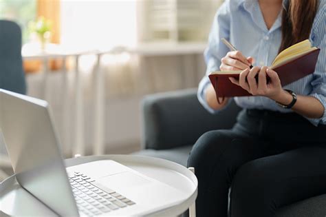 메모장에서 메모를 작성하거나 실내 교육 과정 이나 교육 세미나 교육 온라인 개념에 학습 메모장에서 메모를 작성 하는 여성의 자르기 사진 가상현실에 대한 스톡 사진 및 기타