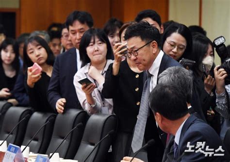 취재진에 둘러싸인 키움증권 황현순 대표이사 노컷뉴스