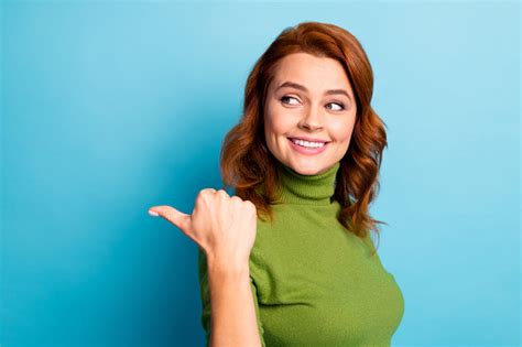 그녀의 클로즈업 초상화 그녀의 좋은 매력적인 쾌활한 쾌활한 쾌활한 기쁜 물결 모양의 머리 소녀 밝은 생생한 빛 선명한 푸른 청록색 청록색 색상 배경 위에 고립 된 새로운