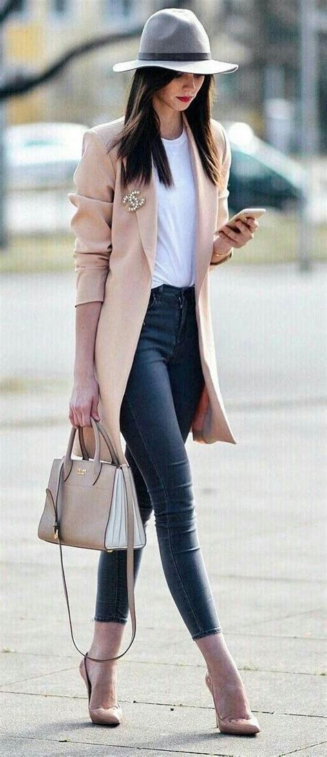 Elegante Y Presentable Jeans Tiro Alto Camisa Blanca Gabardina Nude Zapatilla Nude Y Bolso