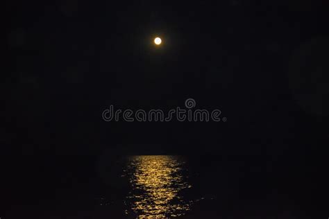 La Luna Llena Sobre El Mar Y El Camino De La Luna Imagen De Archivo
