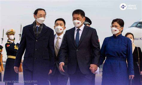 Монгол Улсын ерөнхийлөгч У Хүрэлсүхийг БНХАУ ын гадаад хэргийн дэд сайд Сүнь Вэйдун угтан авлаа