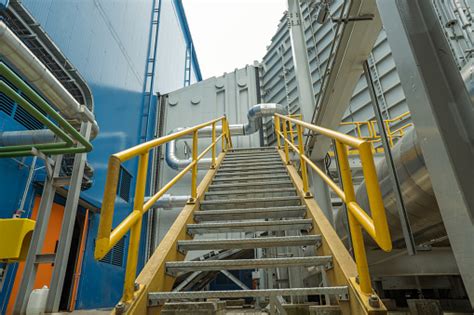 파이프 라인 공기 흡입구 및 위 계단이 있는 열회수 증기 발생기 0명에 대한 스톡 사진 및 기타 이미지 0명 강철 건설