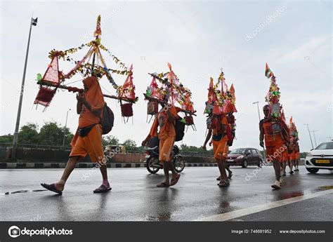 Gurugram India July 2023 Hindu Devotees Kanwar Yatra Walking Heavy