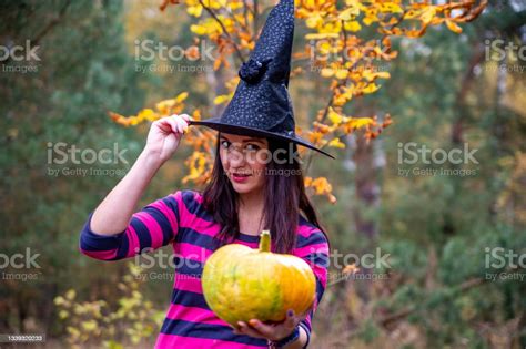 숲에서 호박과 마녀 의상을 입은 여자 배경 해피 할로윈 휴가 10월에 대한 스톡 사진 및 기타 이미지 10월 30 34세 가을 Istock