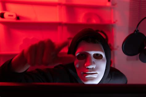 이것은 운영 체제 및 기타 프로그램에 대해 잘 알고있는 해커의 얼굴입니다 그는 결함을 악용하고 컴퓨터 시스템을 침해하여 손상을 입힐 것입니다 검은색에 대한 스톡 사진 및