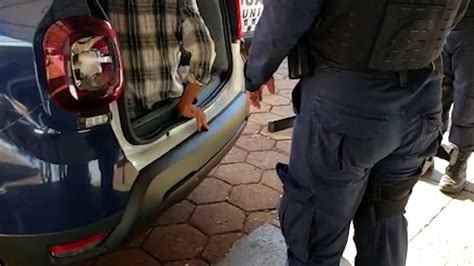 Motorista bêbado bate em carros estacionados bate em muro e faz cocô