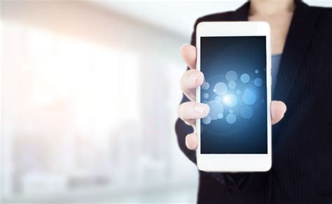 혁신 빅 데이터 개념 기술 손으로 밝은 흐린 배경에 디지털 홀로그램 원형 다이어그램 기호와 흰색 스마트 폰을 개최합니다 혁신적이고 글로벌 네트워크 연결인 데이터 교환