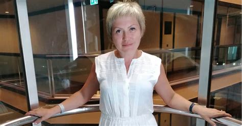 Žena ispala iz voza u pokretu dok je pokušavala da napravi selfi