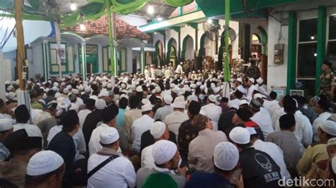 Puluhan Ribu Jemaah Hadiri Haul Ke 38 Kiai Abdul Hamid Di Pasuruan