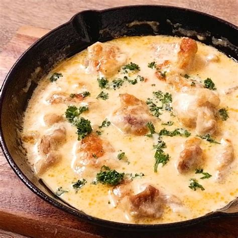 スキレットで作る たっぷりチーズのシュクメルリ 作り方・レシピ クラシル レシピ 料理 レシピ レシピ 鳥もも肉 レシピ