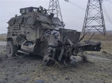 Mssn65 On Twitter 地雷で撃破されたマックスプロ装甲車。 耐地雷装甲車なので、乗員キャビンは無事にも見えます。