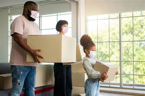 혼합 인종 가족은 골판지 상자를 들고 이동 하루에 새로운 집에 정문에서 집으로 걸어 이리이전 임대 주택 소유자의 개념으로 집에서 이사합니다 3 명에 대한 스톡 사진 및 기타