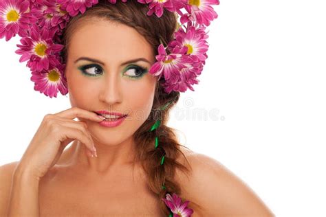 Mujer Hermosa Joven Con Las Flores En Pelo Imagen De Archivo Imagen