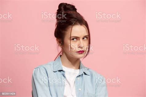 Suspiciont입니다 핑크 배경 선택을 사려깊은 식이 의심 잠겨있는 여자 갈색 머리에 대한 스톡 사진 및 기타 이미지 갈색 머리 개념 귀여운 Istock