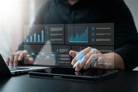 Pengusaha Menggunakan Angka Keuangan Laptop Dan Tablet Dan Menganalisis