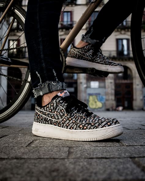 Nike Sneakers Pictures Download Free Images On Unsplash