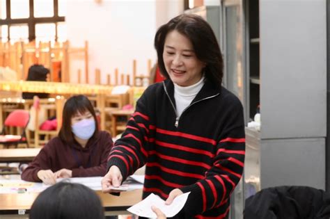 糗了！王鴻薇投票忘帶身分證 解釋「老公說拿健保卡也可以」