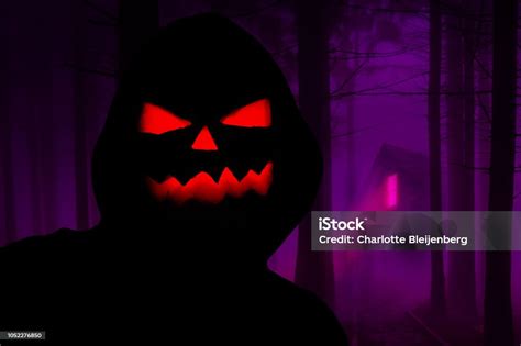 백그라운드에서 유령의 집으로 공포 숲에서 악마 호박 얼굴 서 함께 할로윈 소 름 후드 실루엣 개념에 대한 스톡 사진 및 기타 이미지 Istock