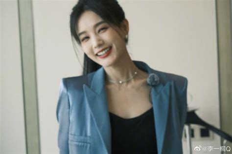 李一桐蓝色套装随拍青春活力美少女笑起来好明媚好治愈