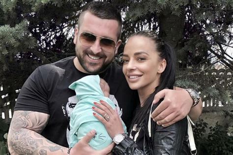 Beba Poznatog Rijaliti Para Je RoĐena Prevremeno Evo Koje Dirljive