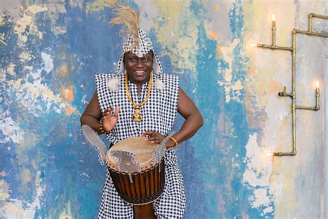 전통 옷을 입고 Djembe 드럼을 연주하는 아프리카 예술가 가죽에 대한 스톡 사진 및 기타 이미지 가죽 남자 남자들만