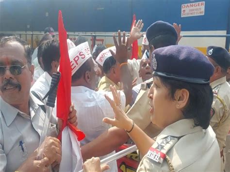 मिरजेत निवृत्त कर्मचाऱ्यांचा रेल रोकोचा प्रयत्न आंदोलक पोलिसांमध्ये