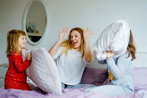M E Amorosa E Duas Irm S Pequenas Garotas Fazendo Travesseiro Lutar