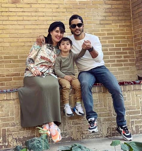 عکس جدید گلوریا هاردی با همسر و تئو و هامون پسرانش