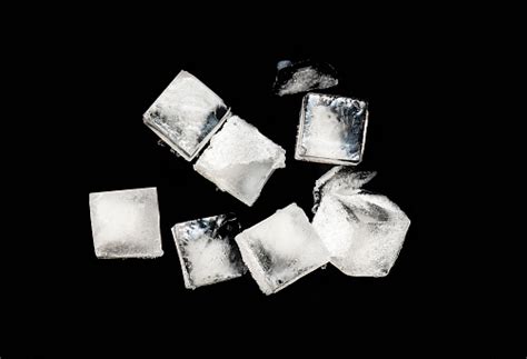 검은 배경에 고립 된 얼음 의 큐브 상단에 눈과 분쇄 얼음의 조각 냉동된에 대한 스톡 사진 및 기타 이미지 냉동된 눈 냉동