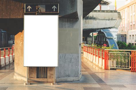 발표 게시판 큰 빈 흰색 Led 화면 관점 수직 스카이 트레인 플랫폼 측 통로에 뛰어난 디스플레이 광고 텍스트 템플릿 프로 모션