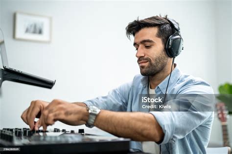 백인 남자 아티스트 Dj 믹싱 및 스크래칭 음악 믹서 컨트롤러 매력적인 남성 뮤지션 콘솔에서 음악을 믹싱하고 버튼을 터치하고 집 거실에서 전자 음악을 재생하는 재미를