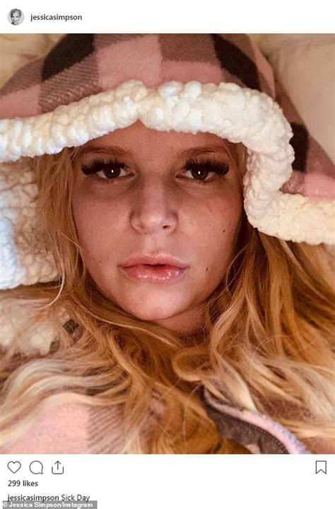 Jessica Simpson Shares Snap Of Her Extremely Swollen Foot Due To Her Pregnancy Daily Mail Online