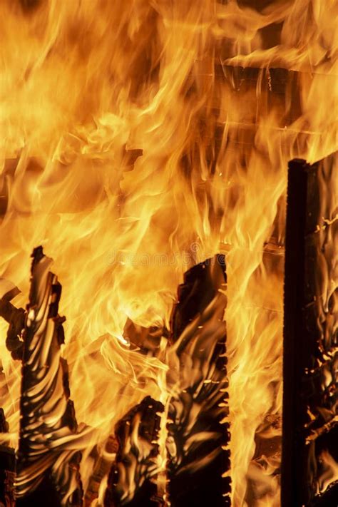 Madeira queimada foto de stock Imagem de flamas incêndio 207890924
