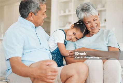 집에서 소파에 손녀와 결합 조부모의 샷 3 명에 대한 스톡 사진 및 기타 이미지 3 명 4 5세 65 69세 Istock