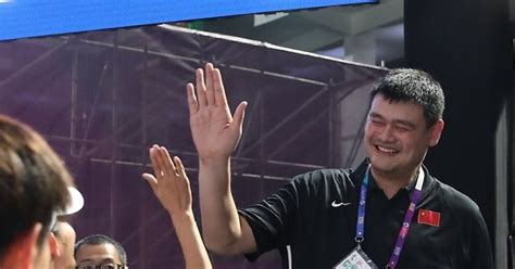 중국 승리 축하하는 야오밍