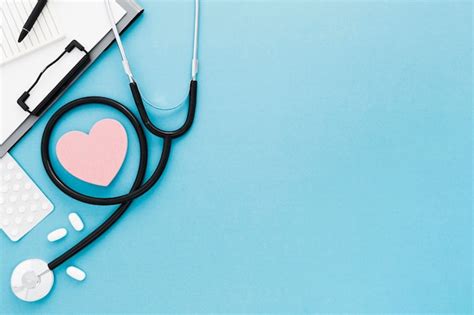 복사 공간 심장 모양 및 청진 기 무료 사진