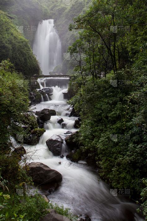 瀑布热带雨林自然垂直画幅南美厄瓜多尔码头地形无人奥塔瓦洛