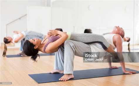 그룹 훈련 중 페어링된 요가 운동을 수행하는 여성과 남성 25 29세에 대한 스톡 사진 및 기타 이미지 25 29세 30