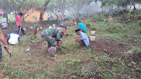 Manunggal TNI Dan Rakyat Anggota Koramil 0820 04 Bantaran Gelar Kerja