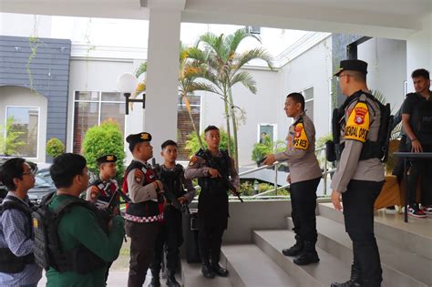 Cek Personel Pengamanan Kapolres Kobar Tetap Waspada Dan Semangat